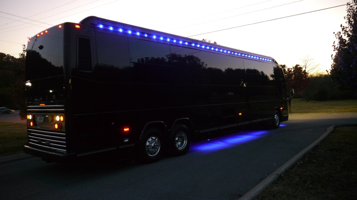 Newmar King Aire, EarthRoamer - Extreme RVs (Season 2, Episode 1 ...